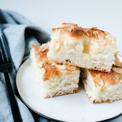 Leichter Sommerkuchen { Rezept: Kirschkuchen mit Joghurt } - Saras ...